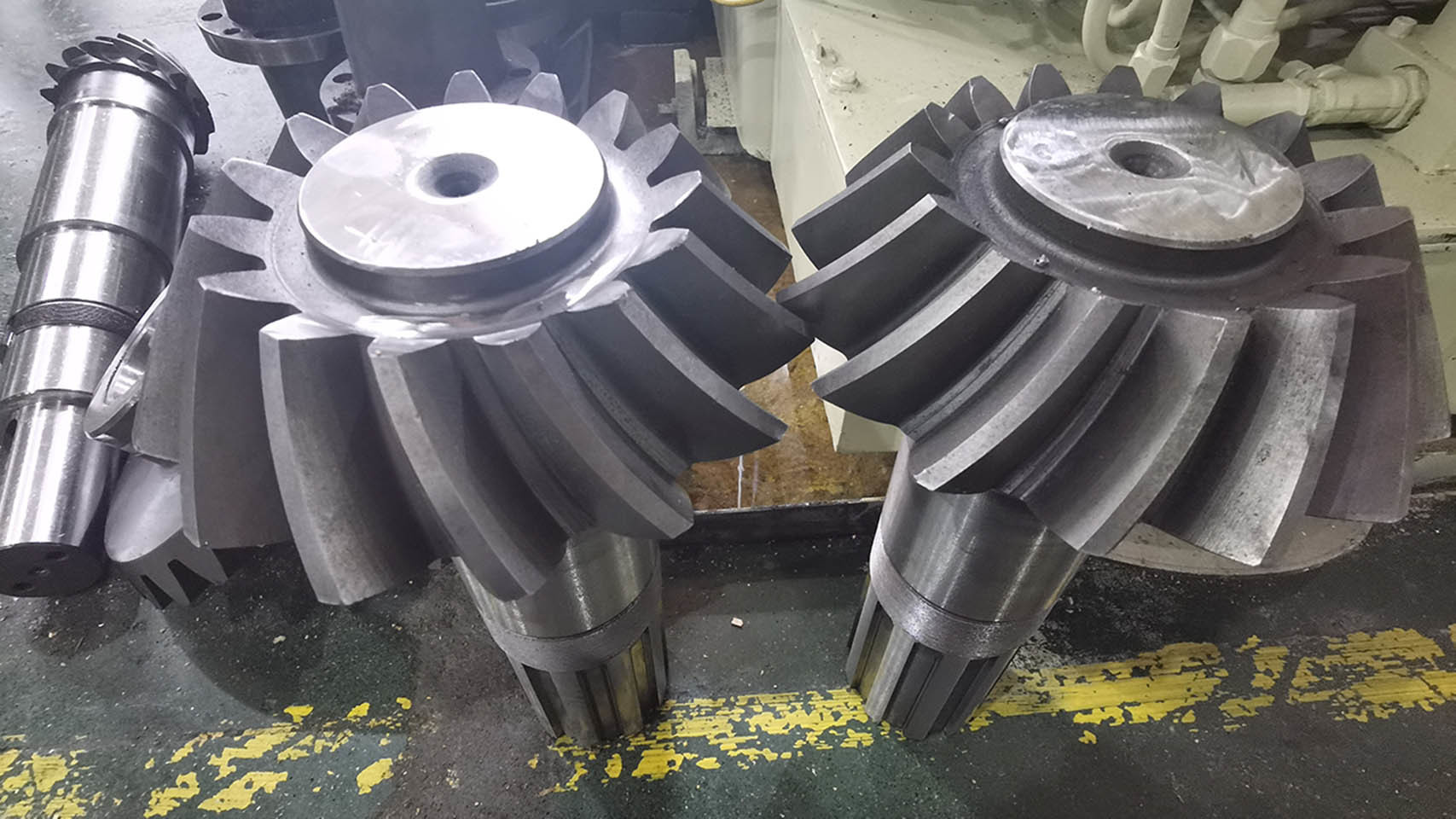 35° Right Hand Conical Spiral Bevel Gear Shaft with HRC58 - 62 Surface ...